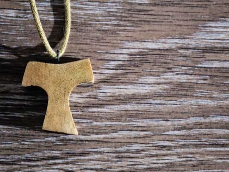 ️ O Significado da Cruz Tau: Símbolo da Fé Franciscana - FRANCISCO & EU